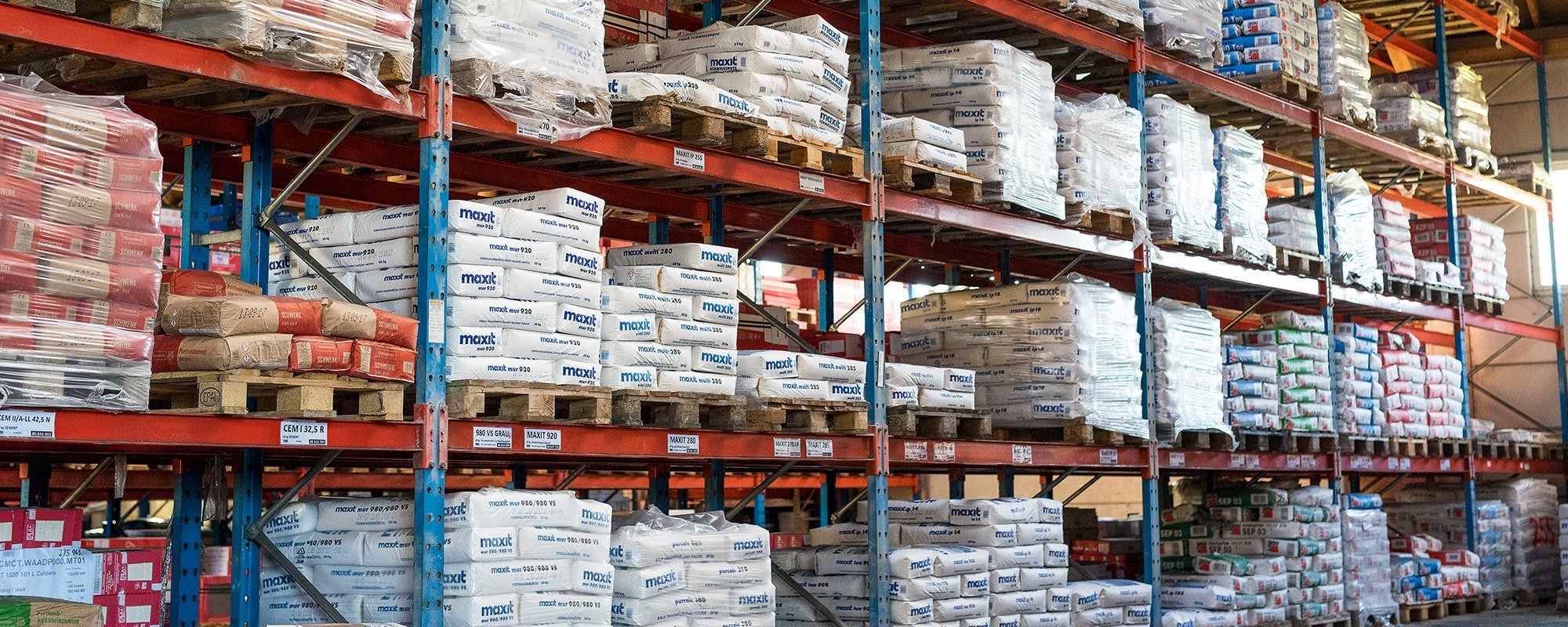 Großes Warenlager - Bauzentrum Gebr. Löffler GmbH